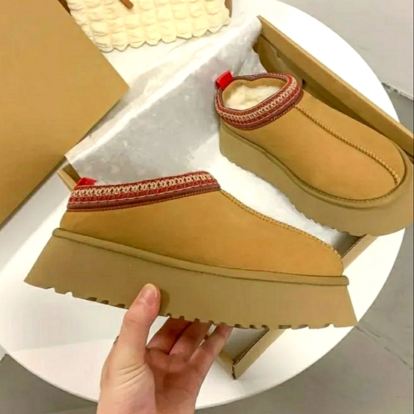 The Humble Hive | Shoes | Chestnut Platform Sherpa Slippers | Poshmark